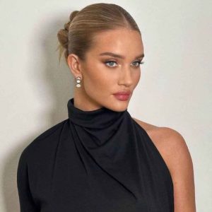 15 Ravishing Hairstyles for Greasy Hair | Hairaide